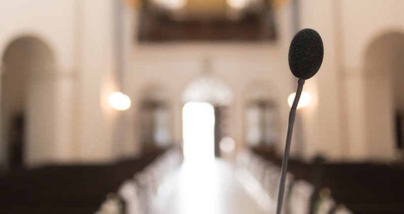 How to Start a Sermon: 9 Dos and Don’ts for Your First Minute